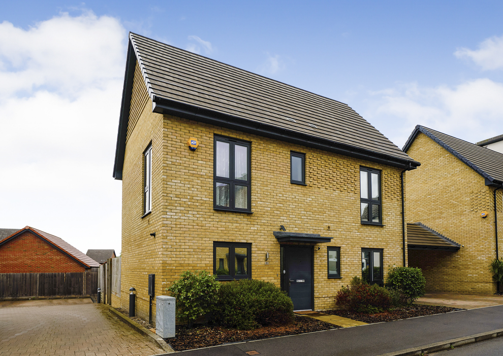 Goodwood Crescent Crowthorne RG45 6NB – Berkshire County & Co